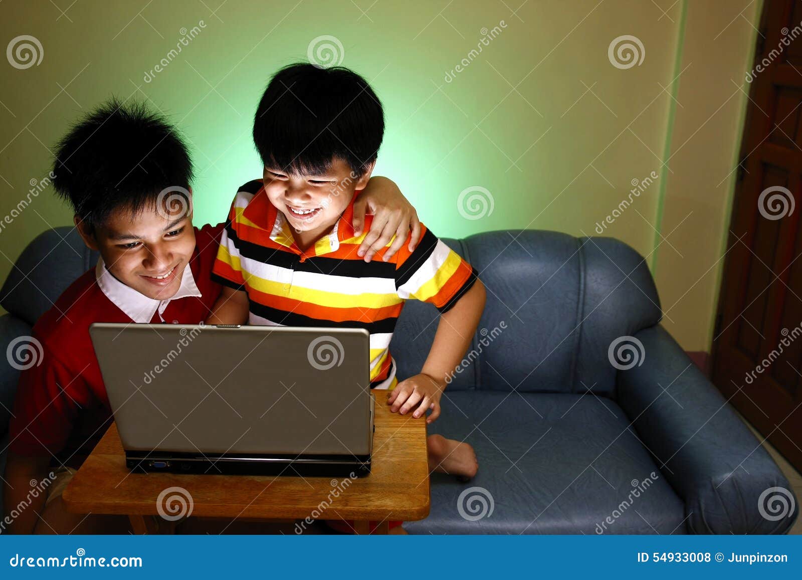 Due Giovani Ragazzi Che Usando Un Computer Portatile E Sorridere ...
