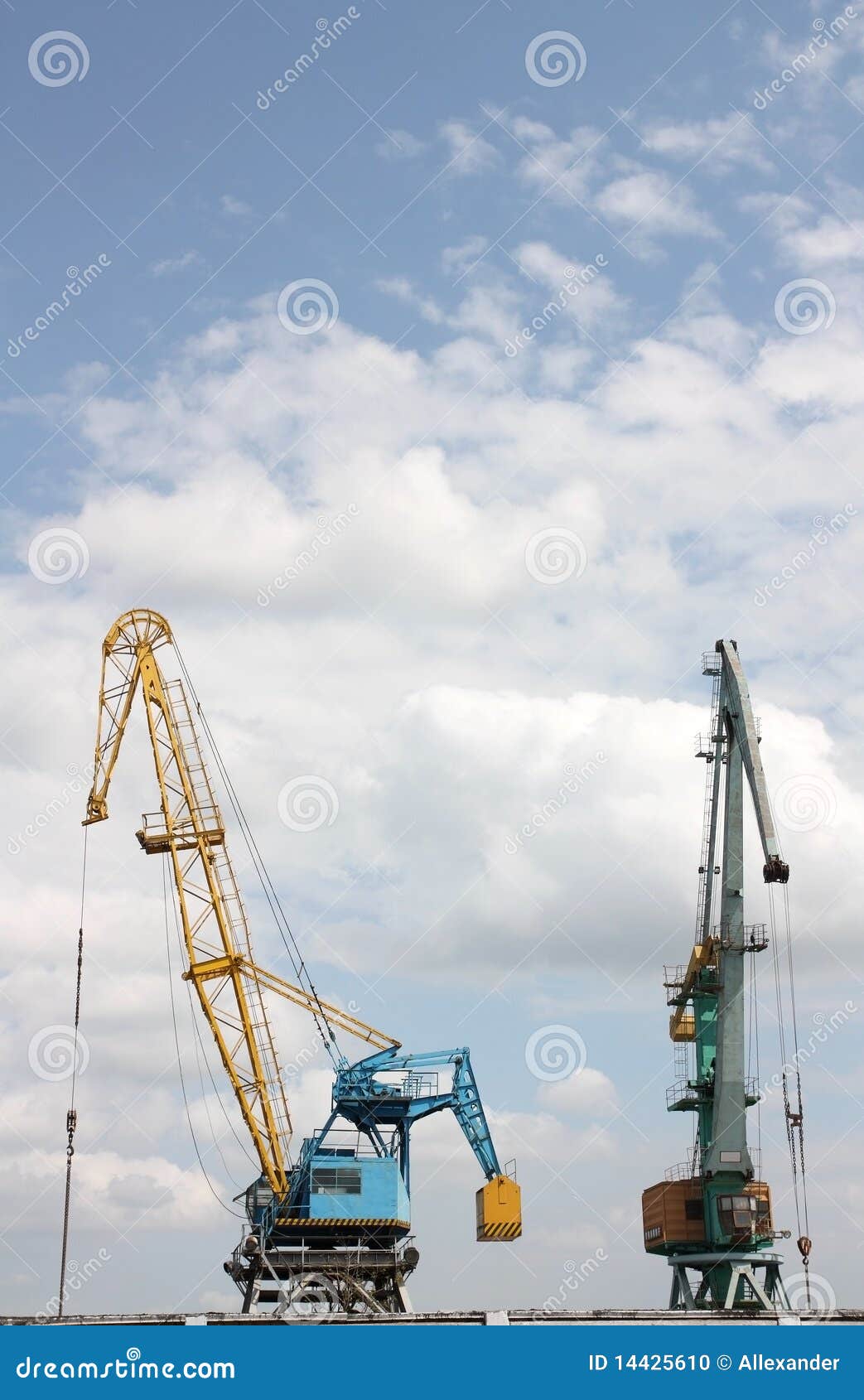 Due gru d'elevamento fotografia stock. Immagine di porta - 14425610