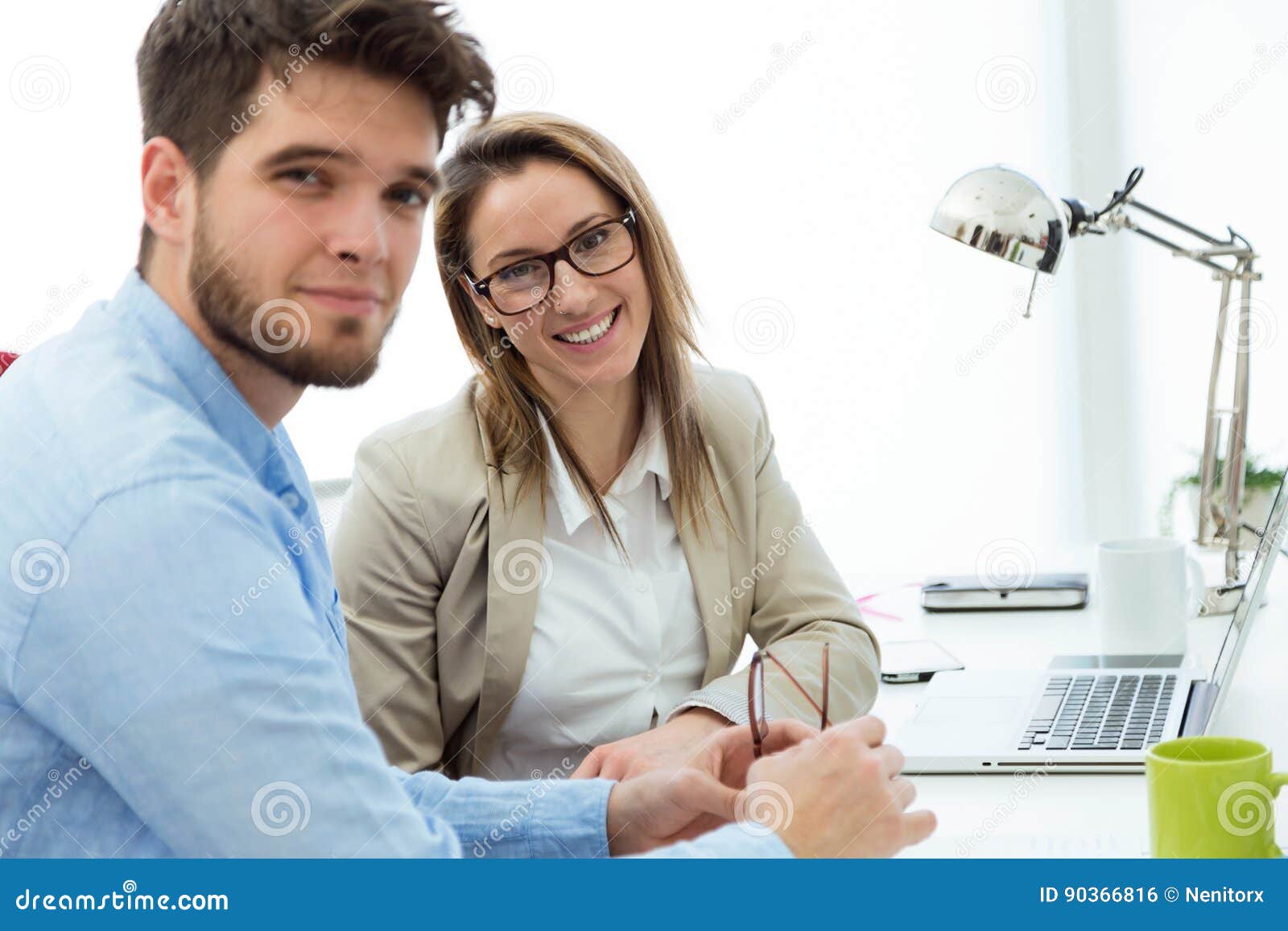 Due Imprenditori Che Lavorano Nell'ufficio Moderno Fotografia Stock ...