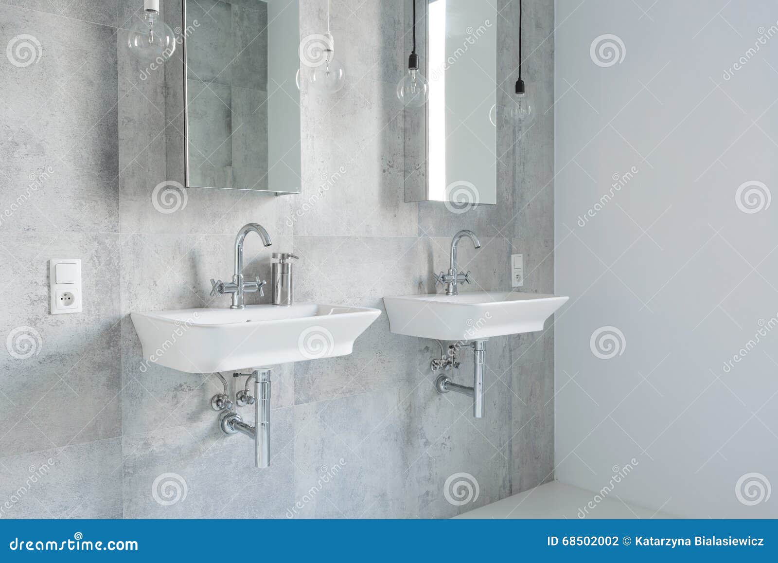 Due lavandini in bagno fotografia stock. Immagine di casa - 68502002