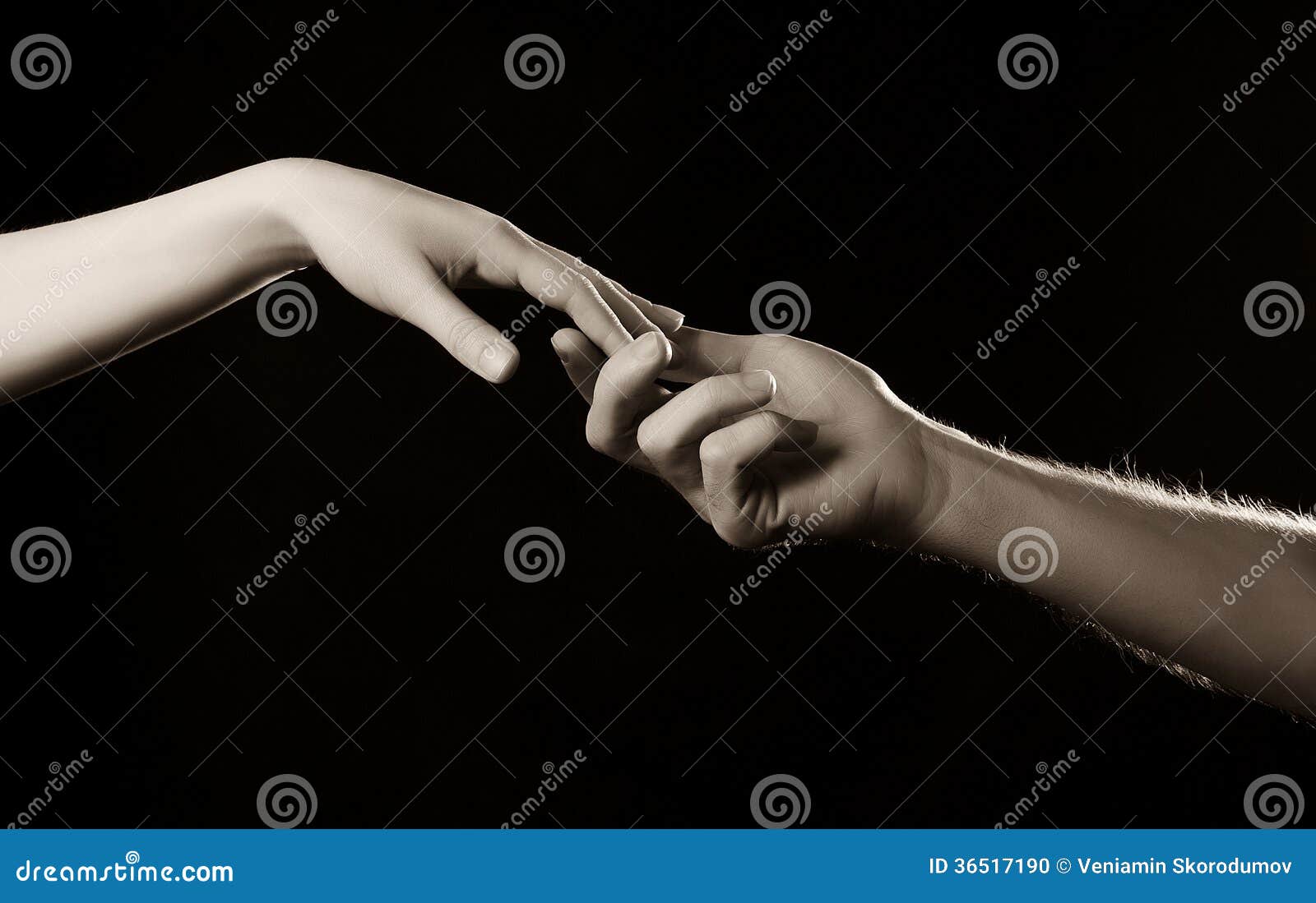 Due mani che si toccano fotografia stock. Immagine di rilassamento ...