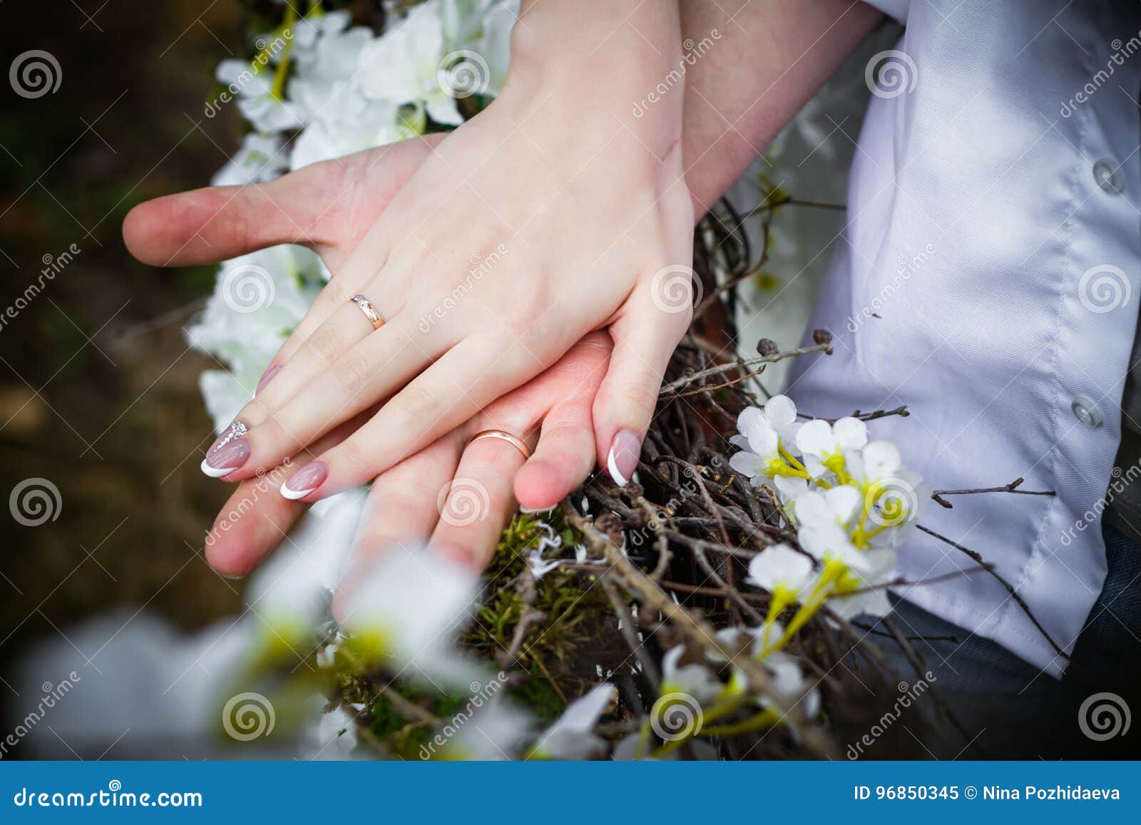 Due mani con gli anelli immagine stock. Immagine di bello - 96850345