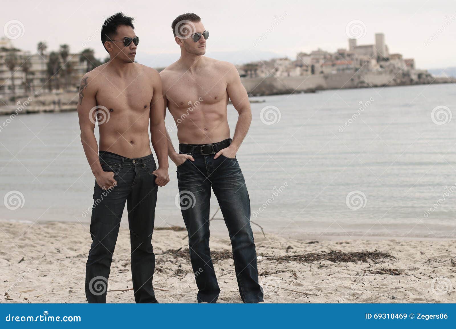 Due Maschi Sexy Accanto Al Mare Immagine Stock - Immagine di mare, modo ...