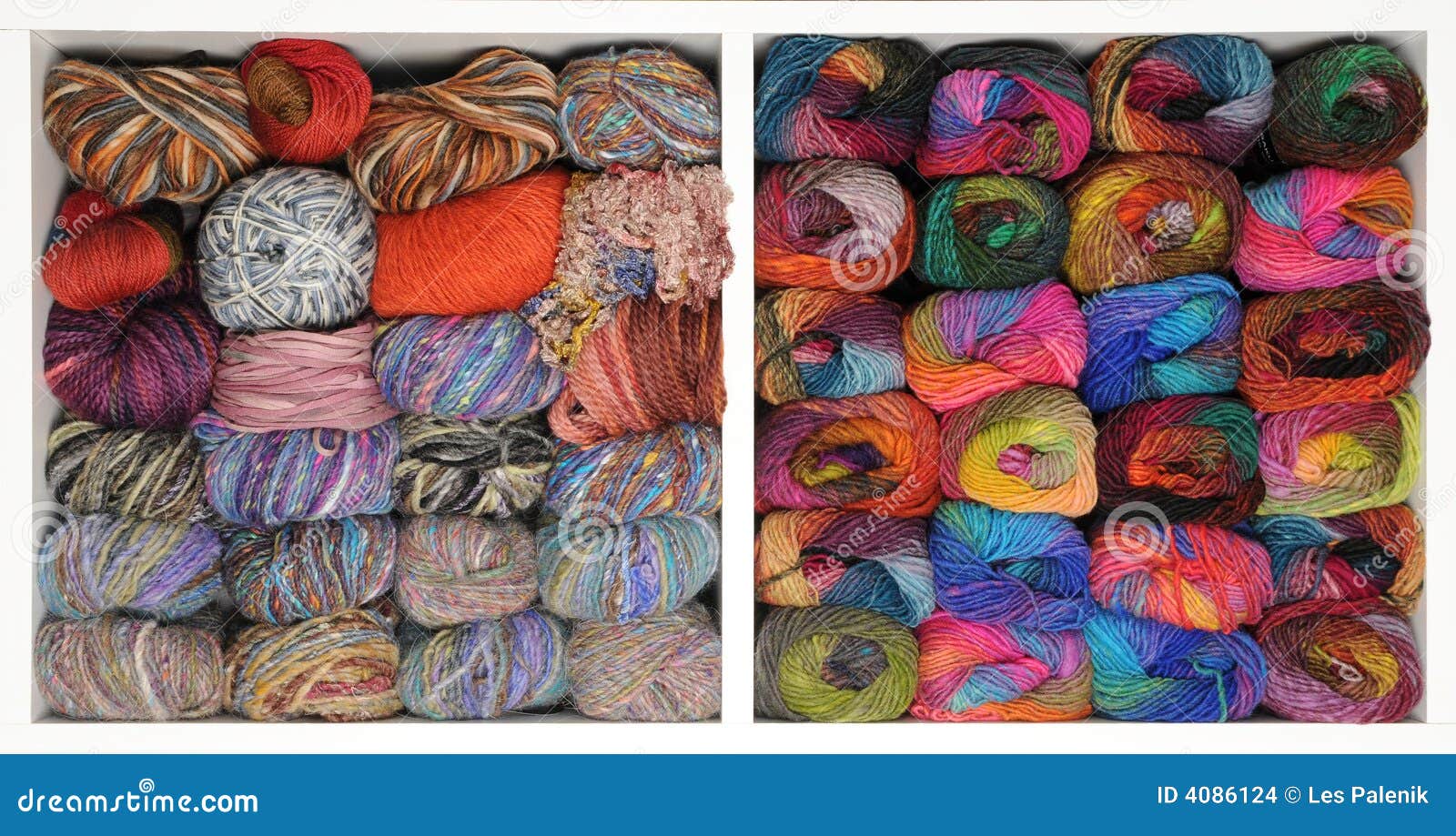 Due Mensole Con Filato Per Maglieria Fotografia Stock - Immagine di ...