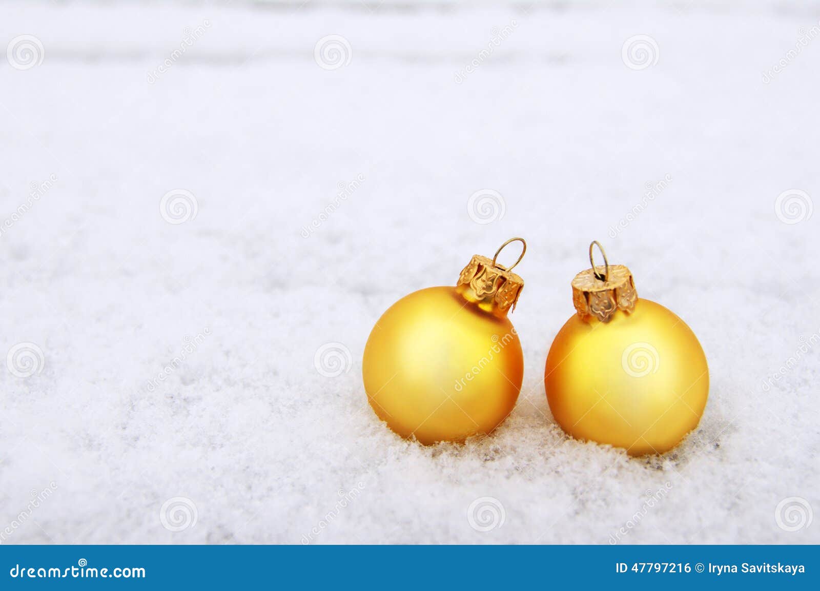 Due Palle Di Natale Su Neve Fotografia Stock - Immagine di simbolo ...