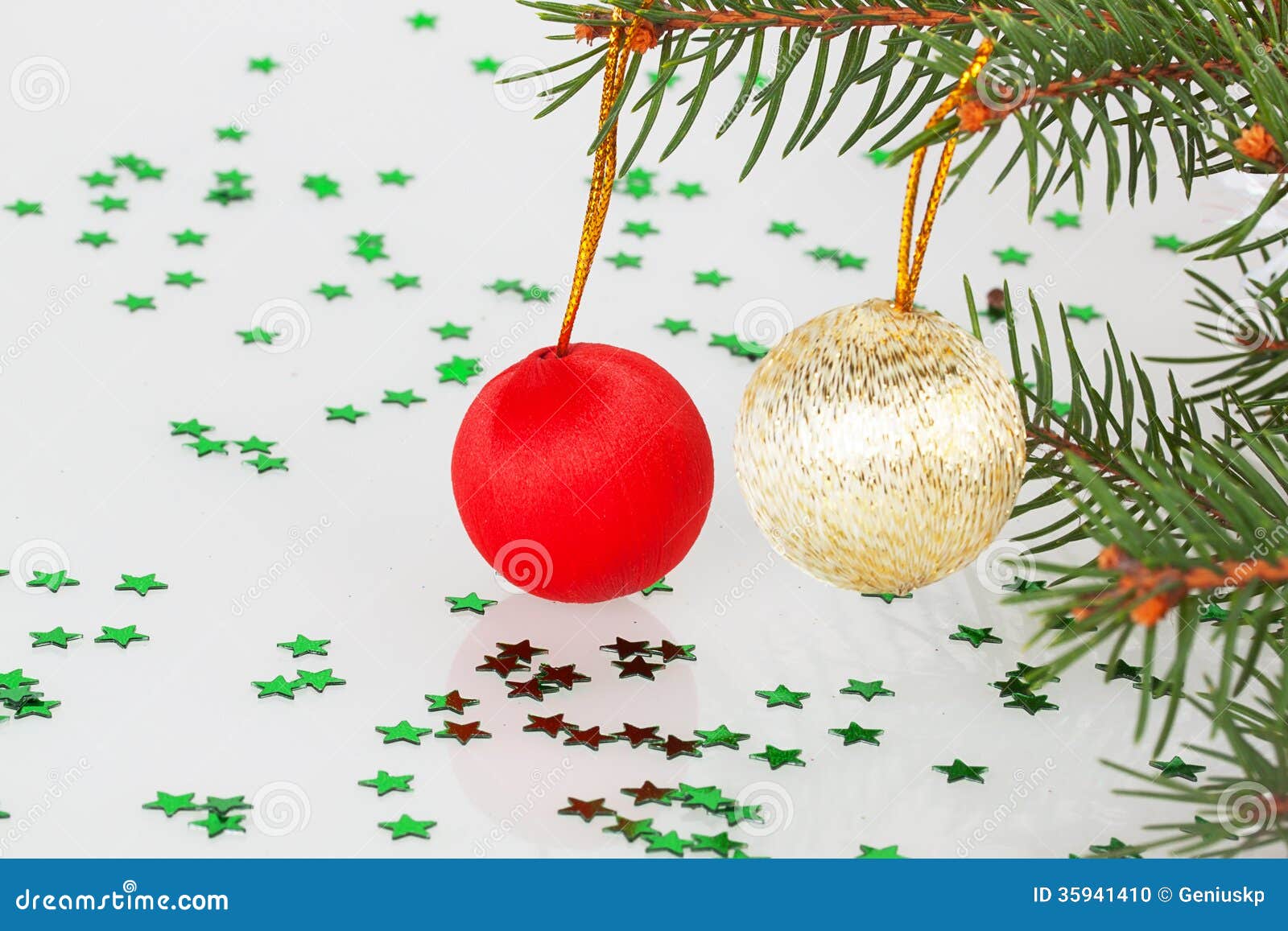 Due Palle Di Natale Sull'albero Fotografia Stock - Immagine di verde ...