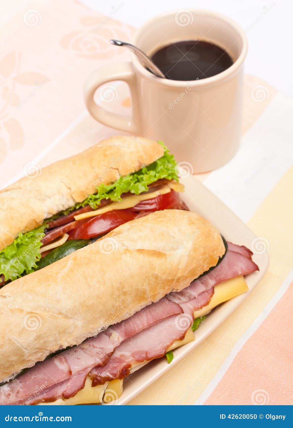 Due Panini Lunghi Delle Baguette Fotografia Stock - Immagine di taglio ...