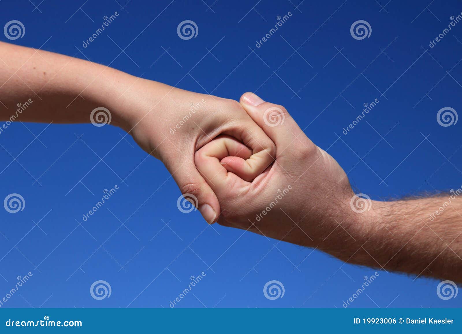 Due Persone Che Tengono Le Mani Fotografia Stock - Immagine di mani ...