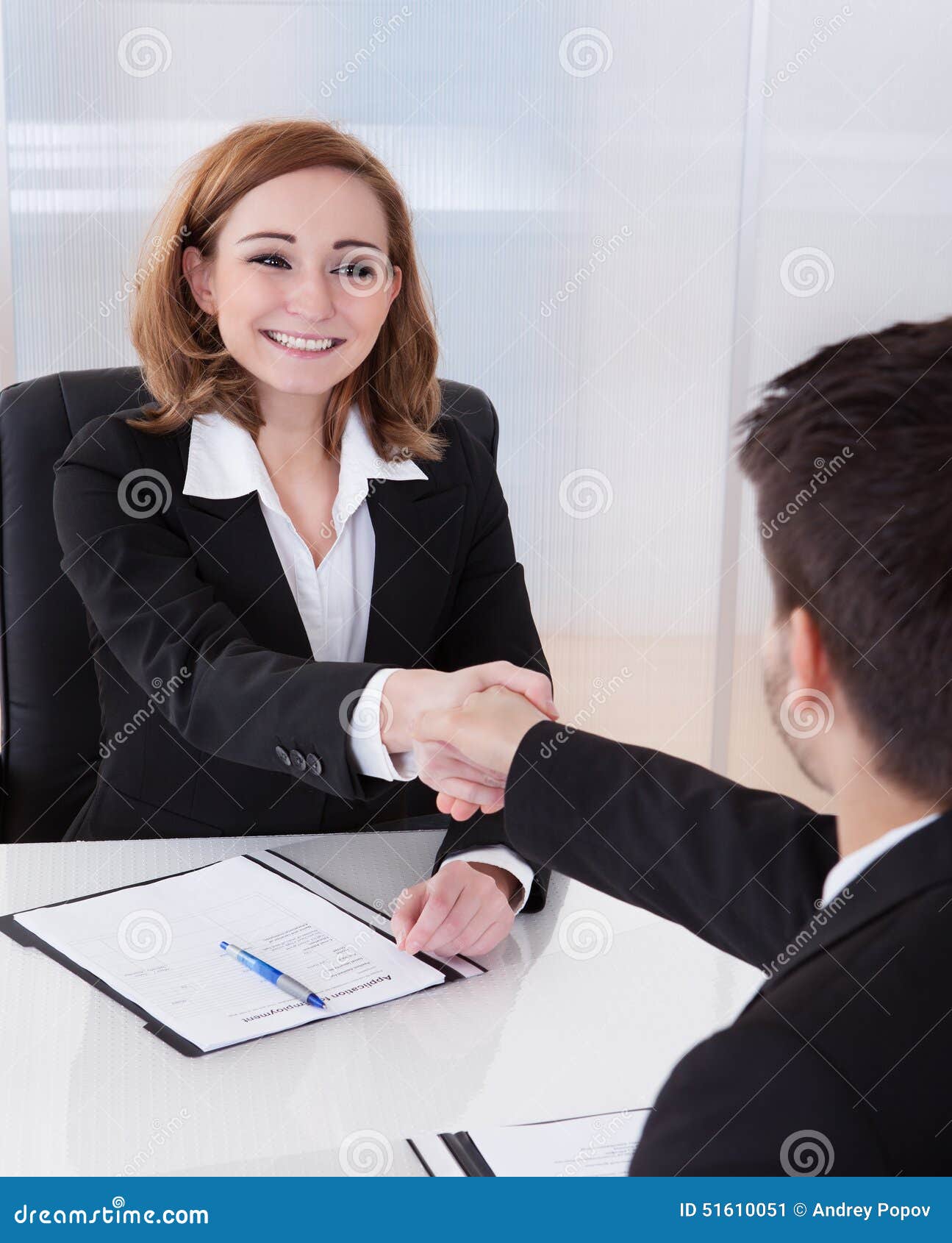 Due Persone Di Affari Che Parlano a Vicenda Immagine Stock - Immagine ...