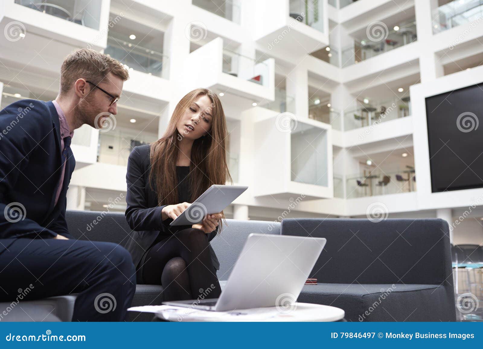 Due Persone Di Affari Che Utilizzano Computer Portatile Nell'ingresso ...