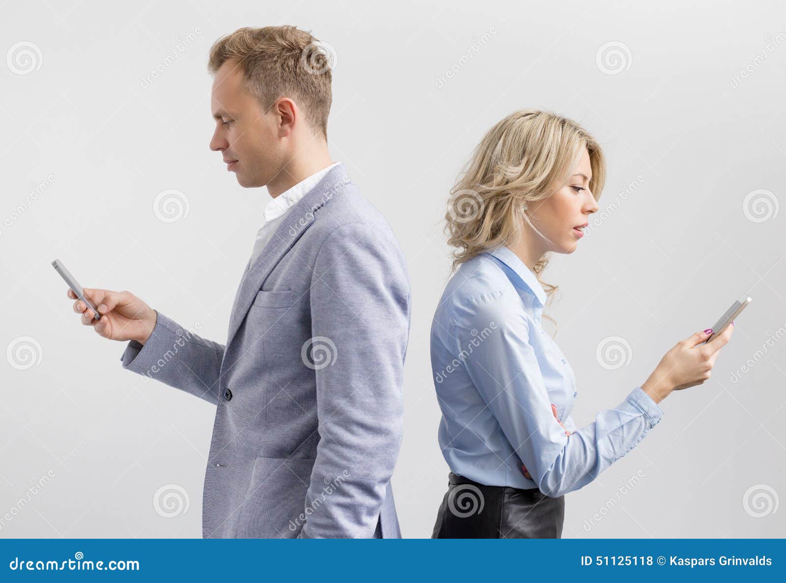 Due Persone Troppo Occupate Con I Loro Telefoni Cellulari Fotografia ...