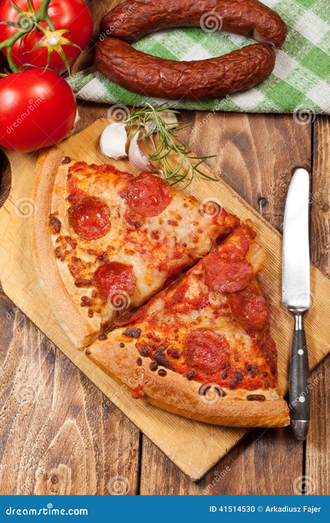 Due pezzi di pizza fotografia stock. Immagine di cottura - 41514530