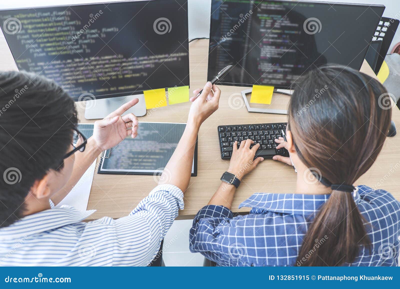 Due Programmatori Professionisti Che Cooperano Al Programmi Di Sviluppo ...