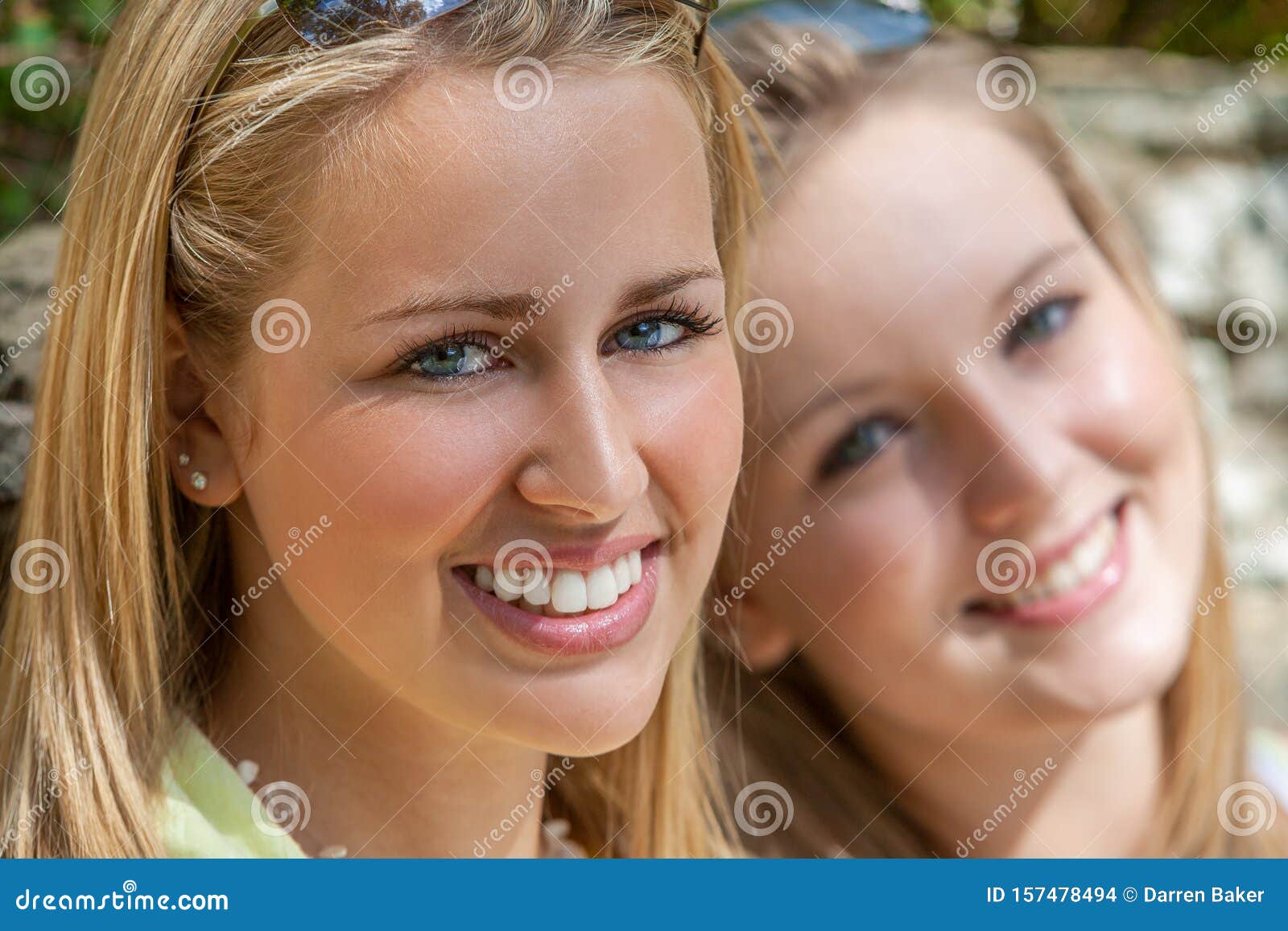 Due Ragazze Adolescenti E Delle Amiche Femmine Sorridenti Fotografia ... Due Ragazze Adolescenti E Delle Amiche Femmine Sorridenti Fotografia ...