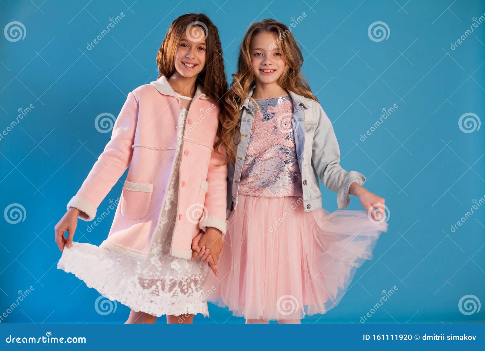 Due Ragazze Alla Moda Studentesse in Abiti Rosa Bianchi Fotografia ...