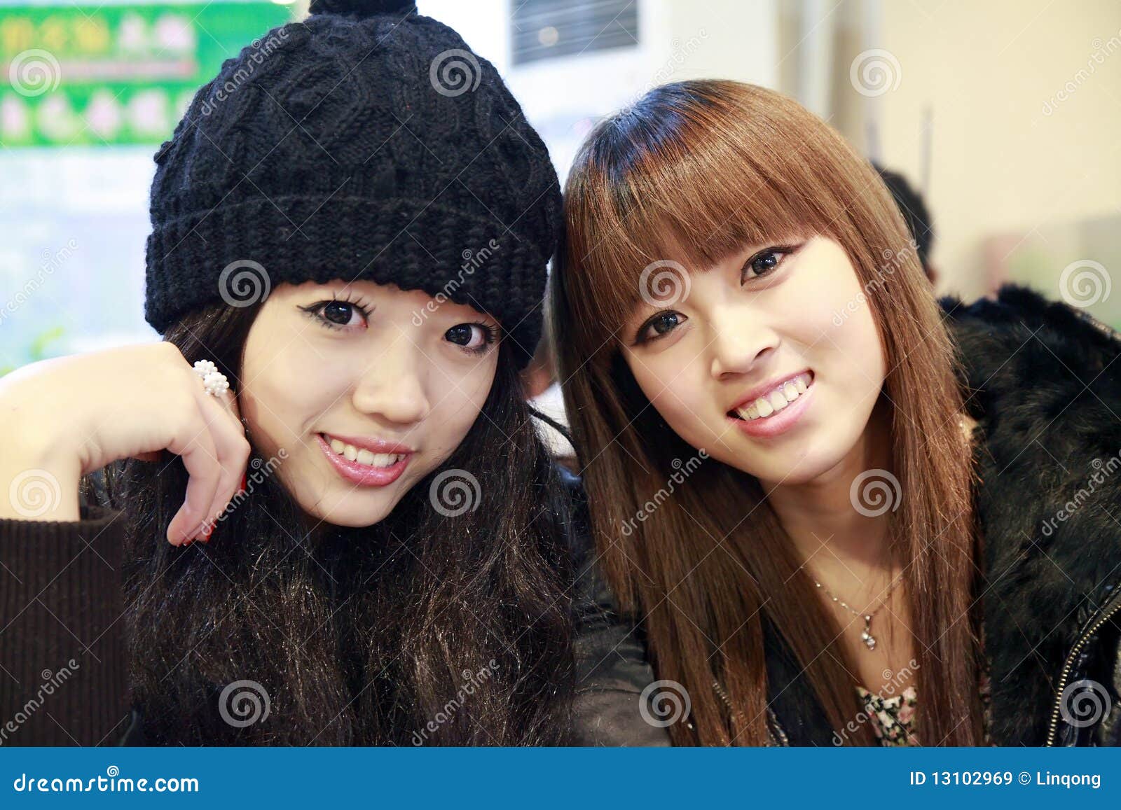 Due ragazze asiatiche immagine stock. Immagine di bello - 13102969