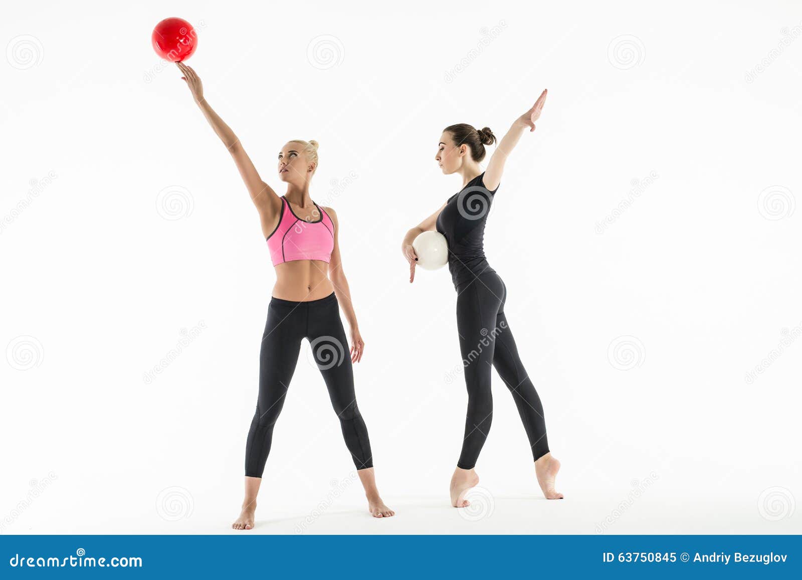 Due ragazze con le palle immagine stock. Immagine di eleganza - 63750845