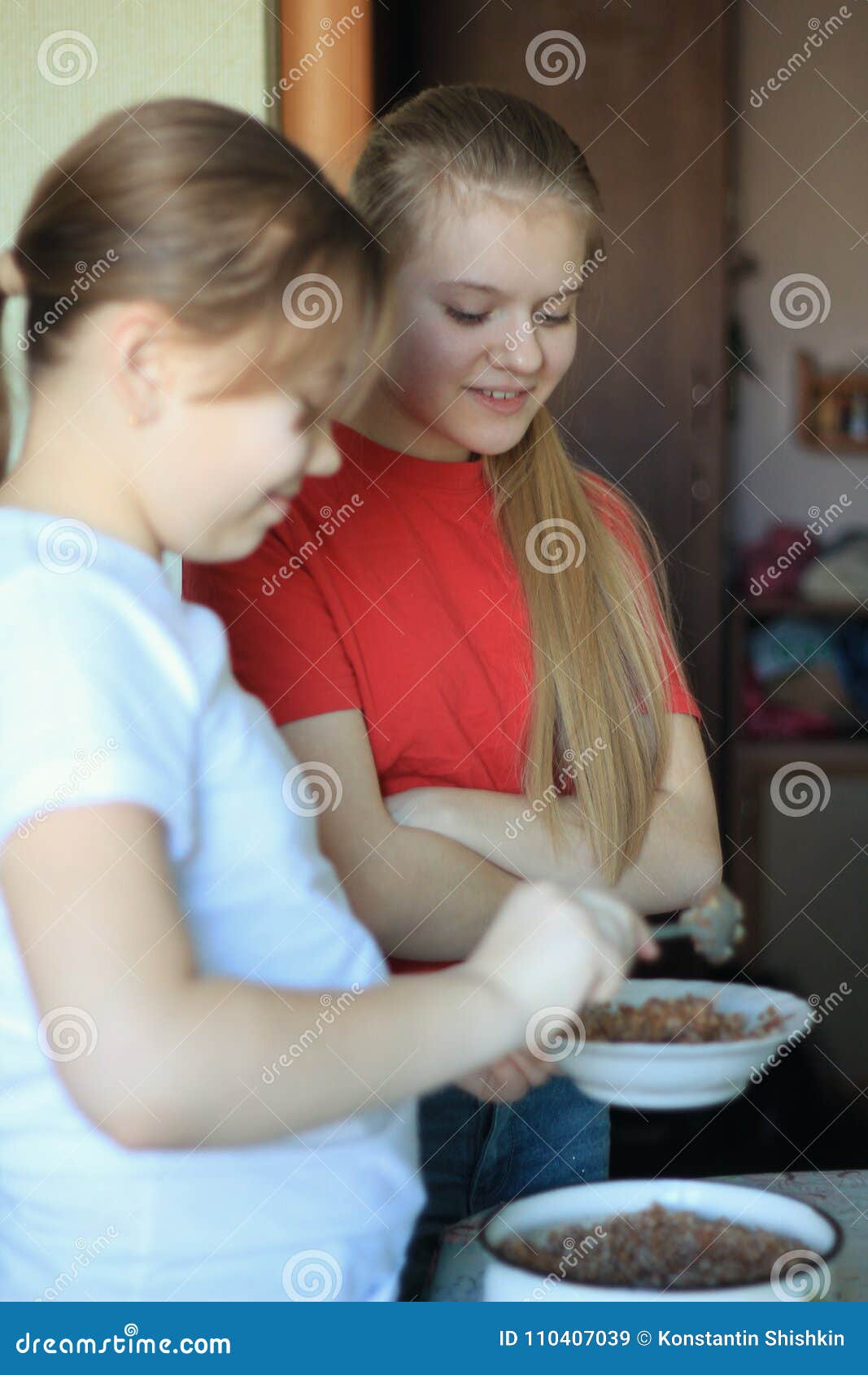 Due Ragazze Degli Adolescenti Delle Sorelle Hanno Prima Colazione Alla ... Due Ragazze Degli Adolescenti Delle Sorelle Hanno Prima Colazione Alla ...