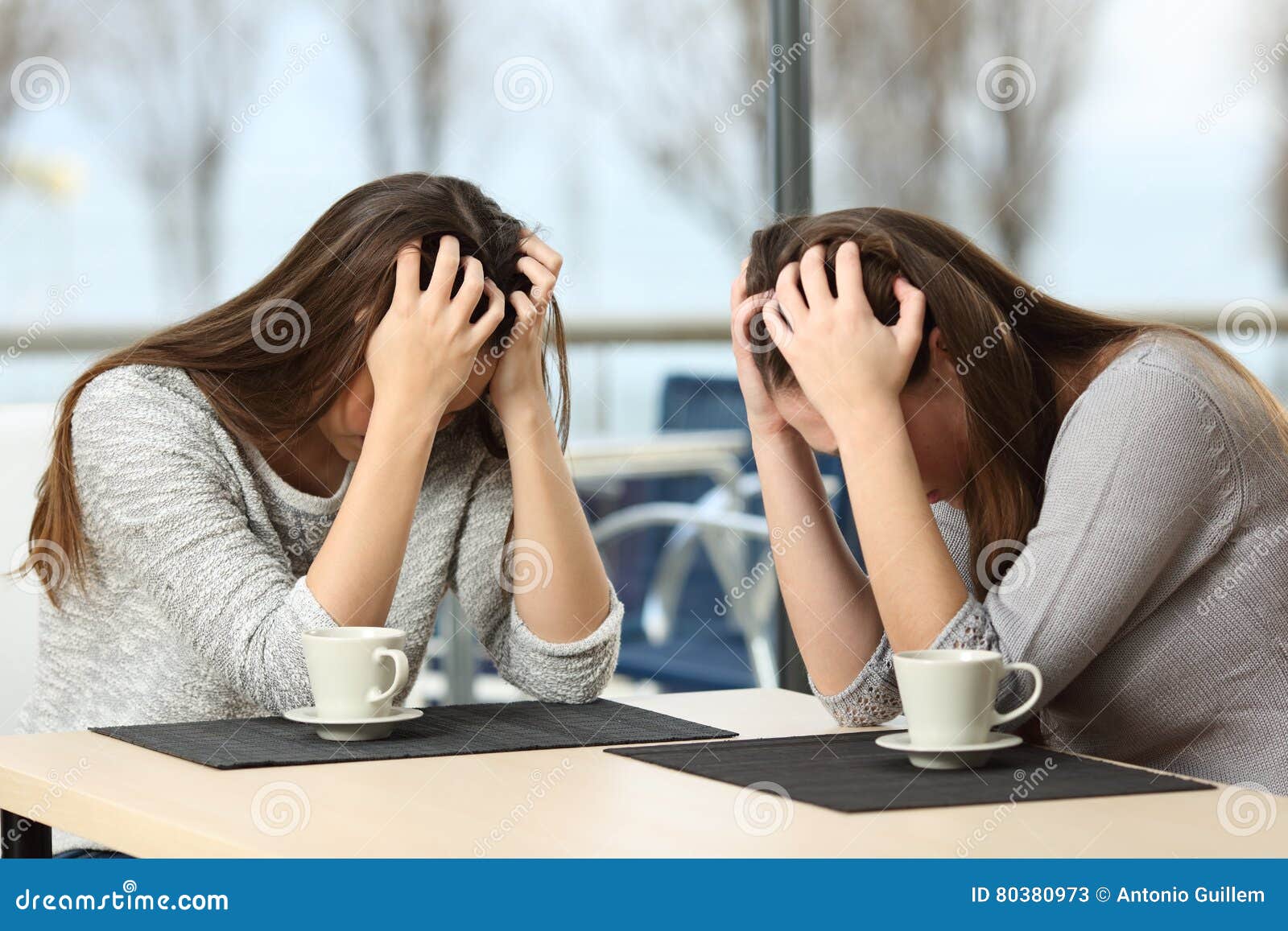 Due Ragazze Tristi Disperate in Una Barra Immagine Stock - Immagine di ...