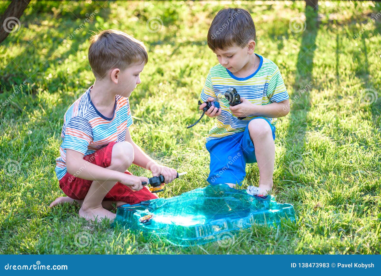 Due Ragazzi Che Giocano Con Un Giocattolo Del Bambino Della Trottola ... Due Ragazzi Che Giocano Con Un Giocattolo Del Bambino Della Trottola ...