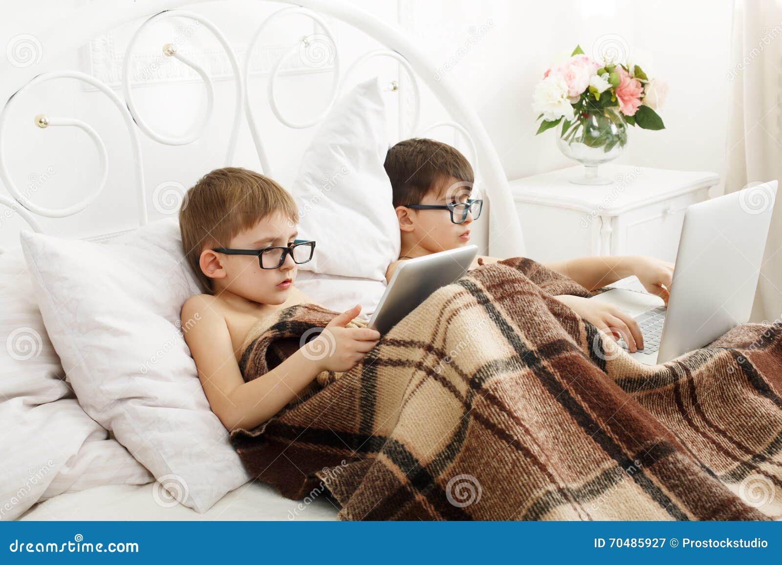 Due Ragazzi Giocano Al Computer Portatile Ed Alla Compressa Con Il Cane ...