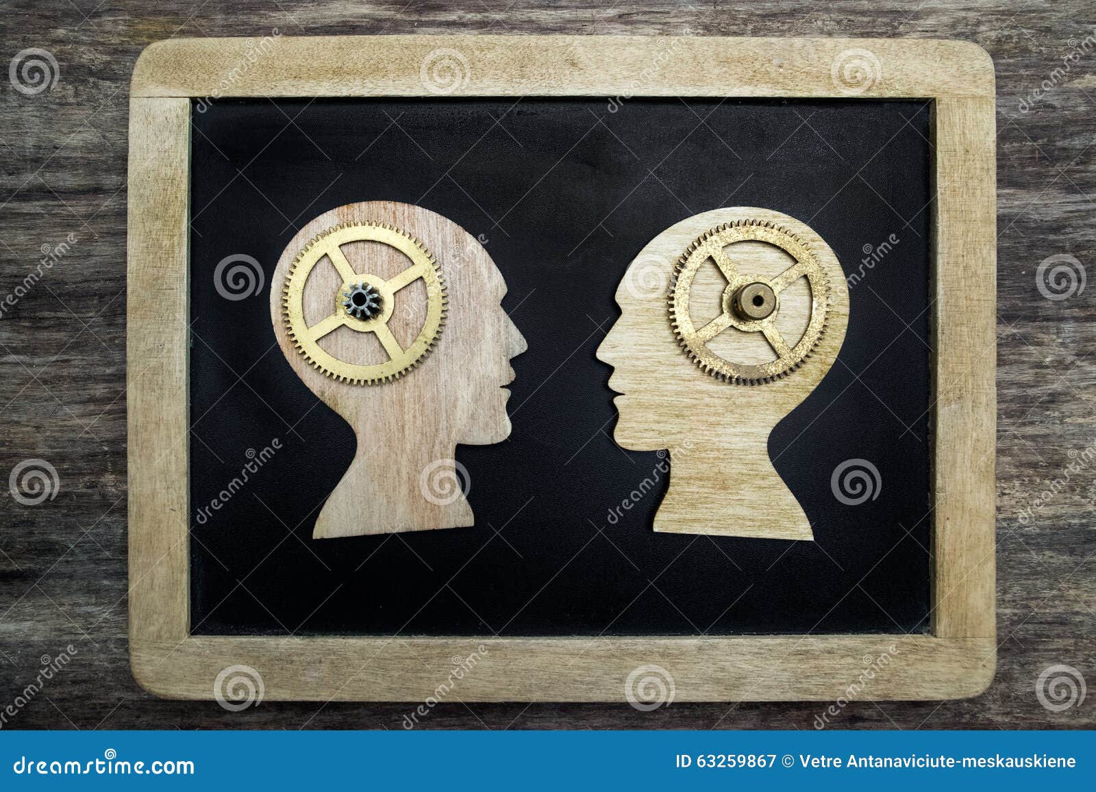 Due Siluette Della Testa Umana Con Gli Ingranaggi Immagine Stock ...