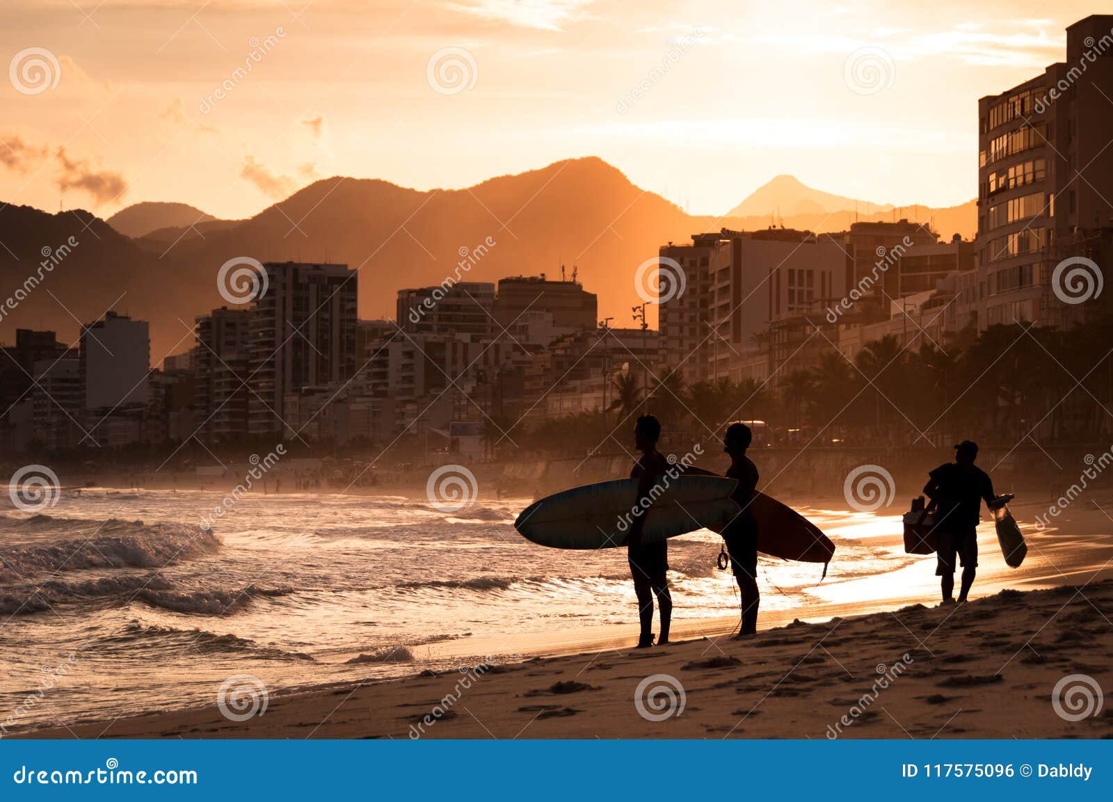 Due Surfisti Alla Spiaggia Dal Tramonto Fotografia Stock - Immagine di ...