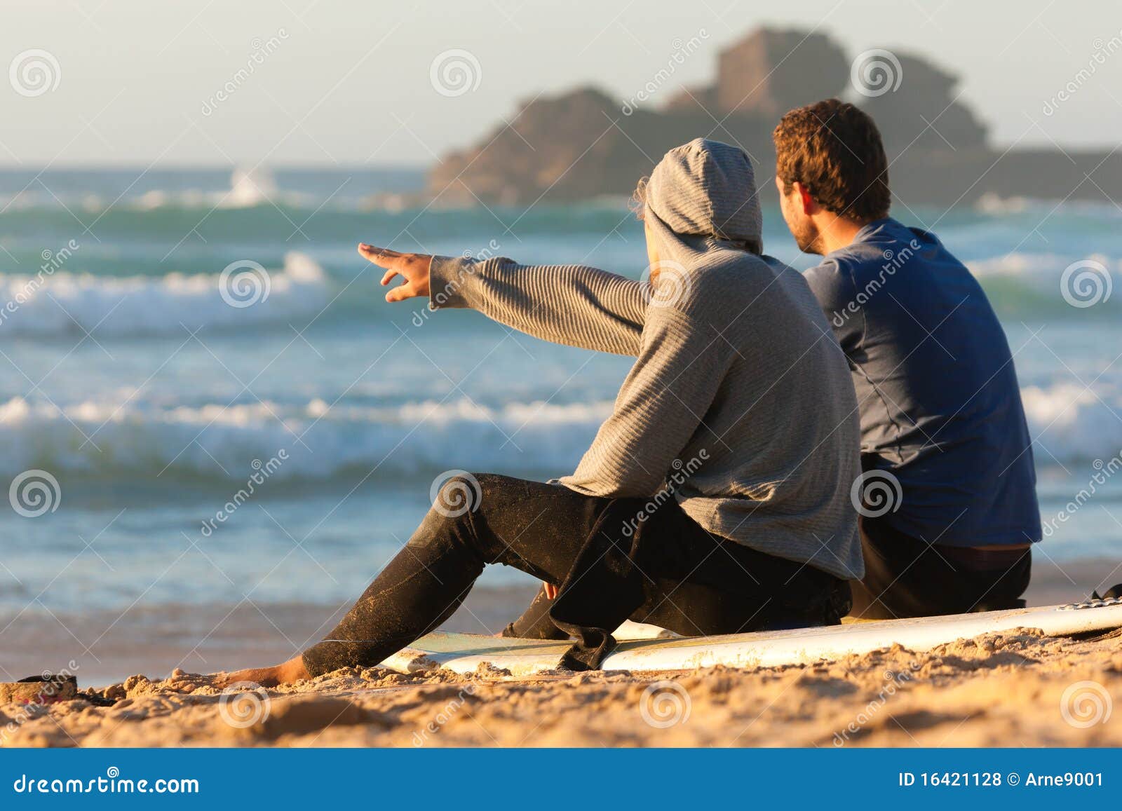 Due Surfisti Che Comunicano Sulla Spiaggia Fotografia Stock - Immagine ...