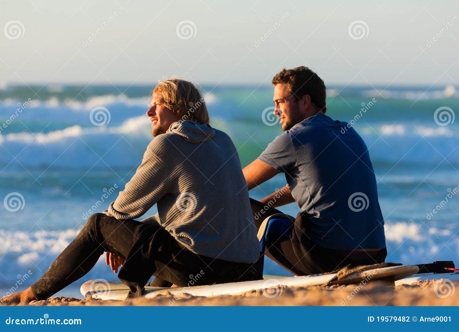 Due Surfisti Che Comunicano Sulla Spiaggia Fotografia Stock - Immagine ...