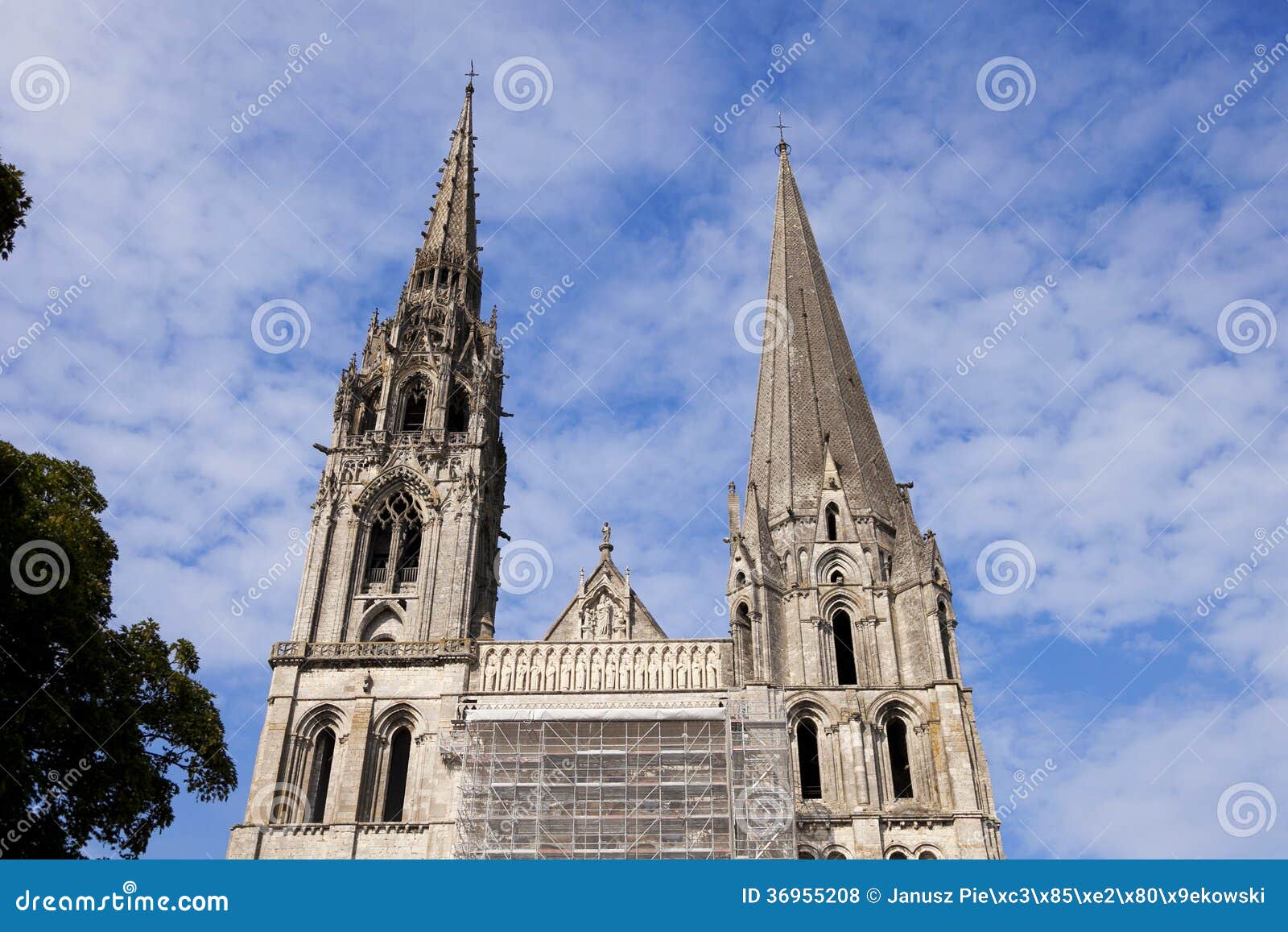 Due Torri Della Chiesa Gotica a Parigi. Fotografia Stock - Immagine di ...