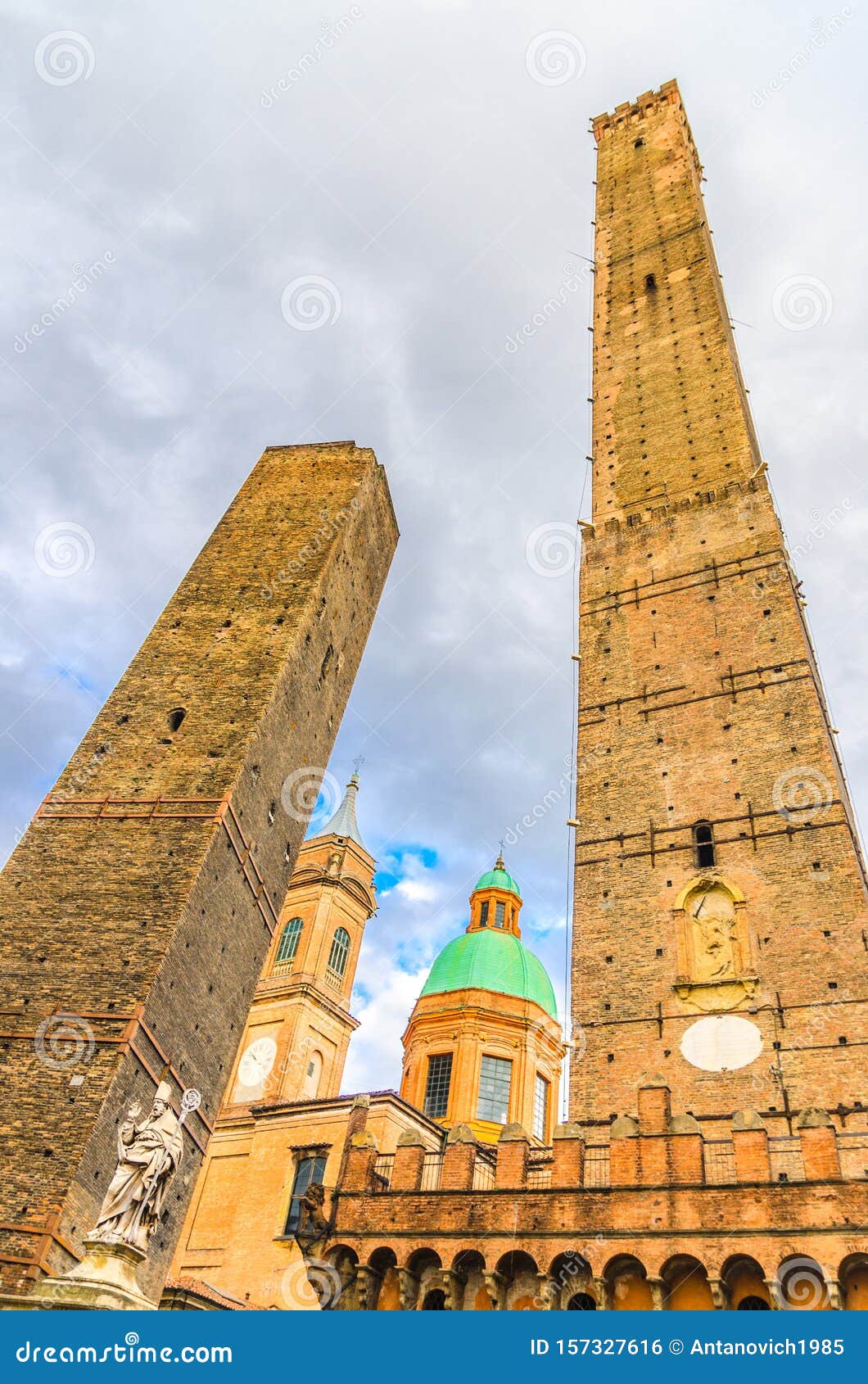 Due Torri Medievali Di Bologna Le Due Torri: Asinelli E Garisenda E ... Due Torri Medievali Di Bologna Le Due Torri: Asinelli E Garisenda E ...