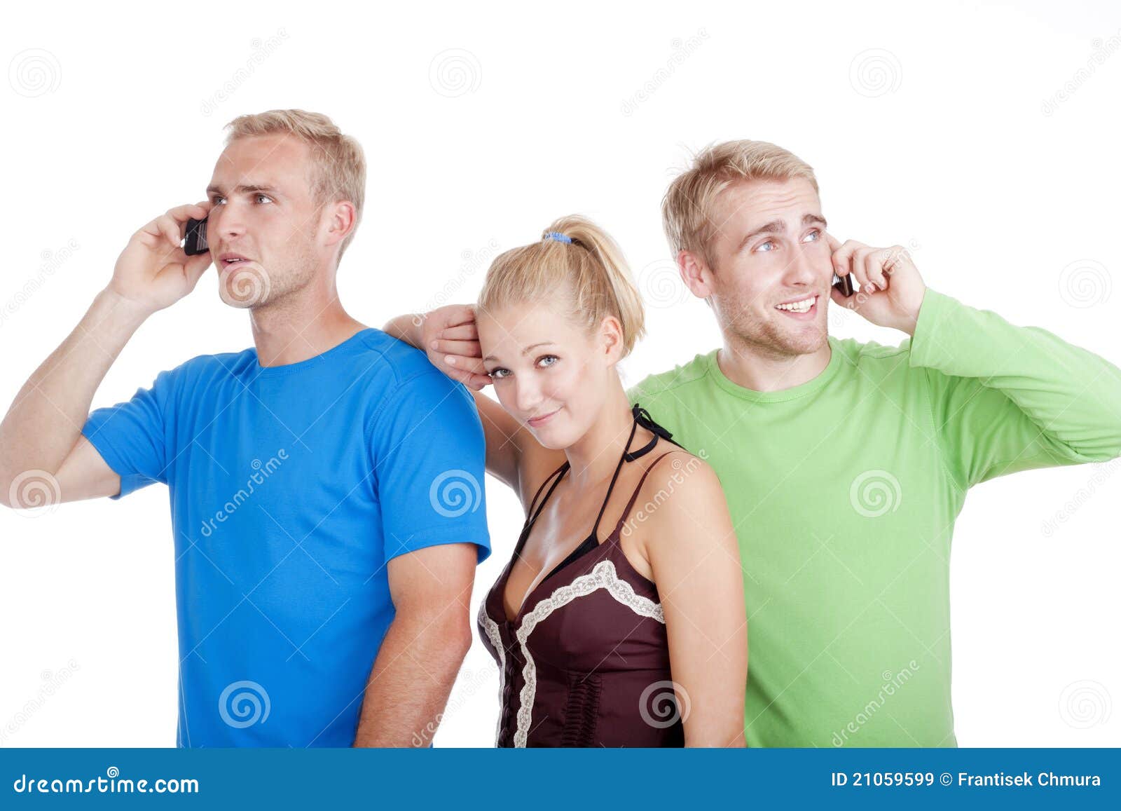 Due Uomini Che Comunicano, Giovane Donna Annoiata Immagine Stock ...