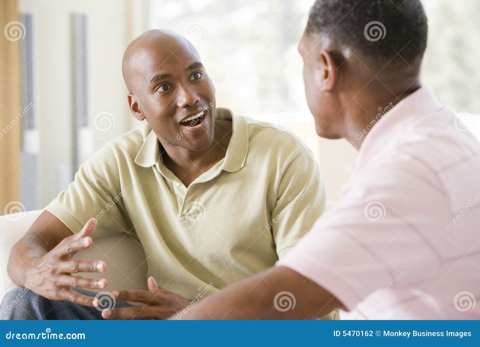 Due Uomini in Salone Che Comunicano E Che Sorridono Fotografia Stock ...