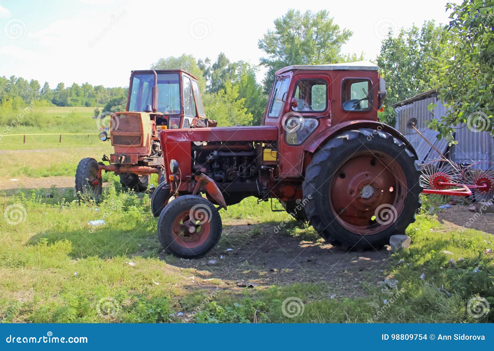 Due vecchi trattori rossi fotografia stock. Immagine di macchina - 98809754