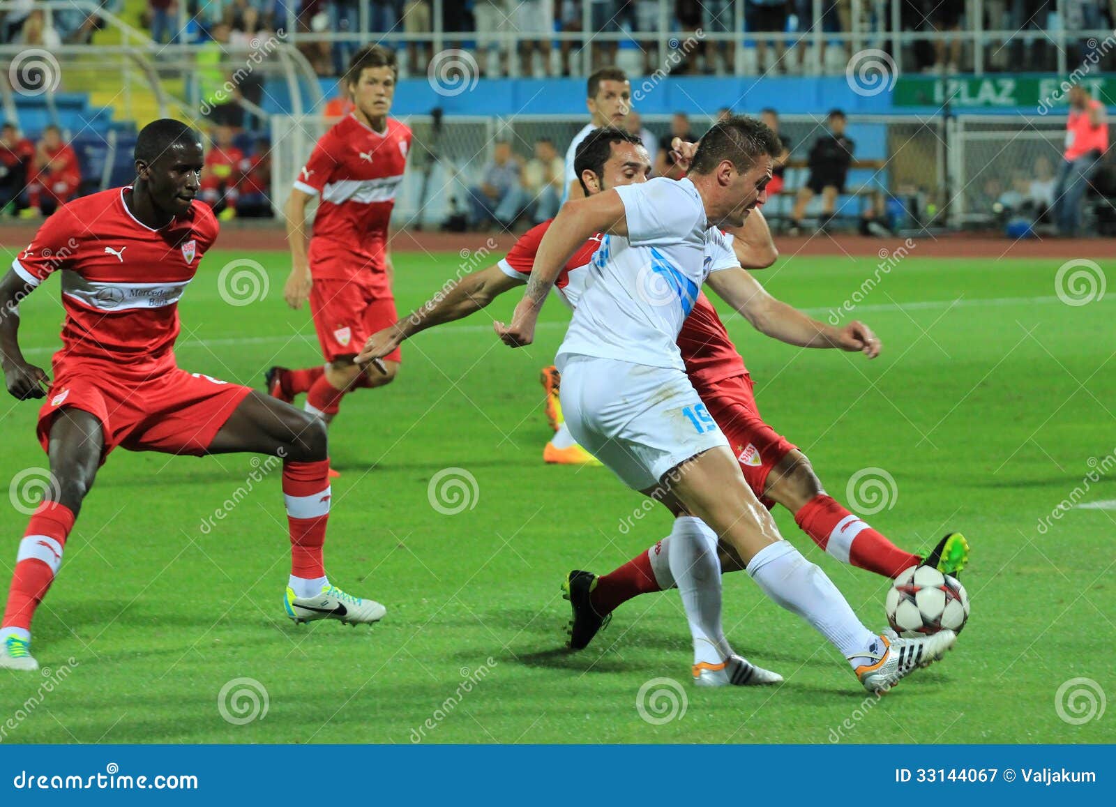 Duel photographie éditorial. Image du football, soccer - 33144067