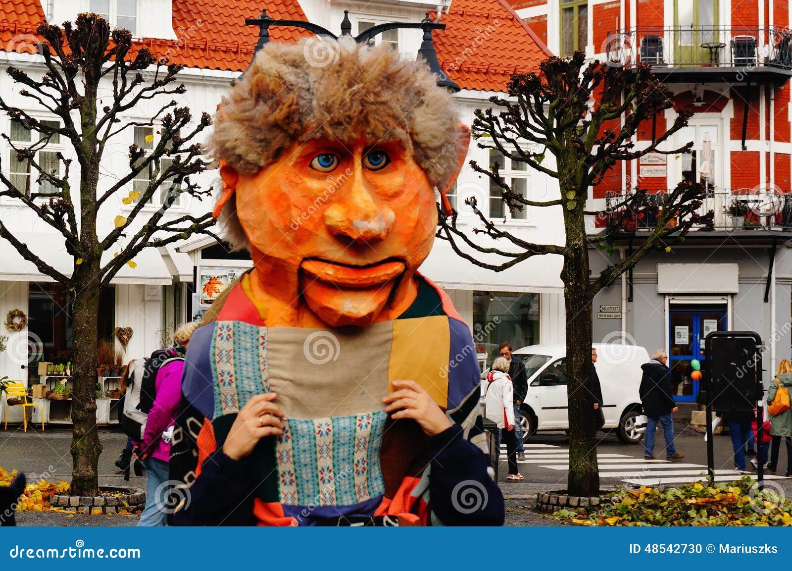 Duende Del Color En La Calle Imagen editorial - Imagen de troll ...