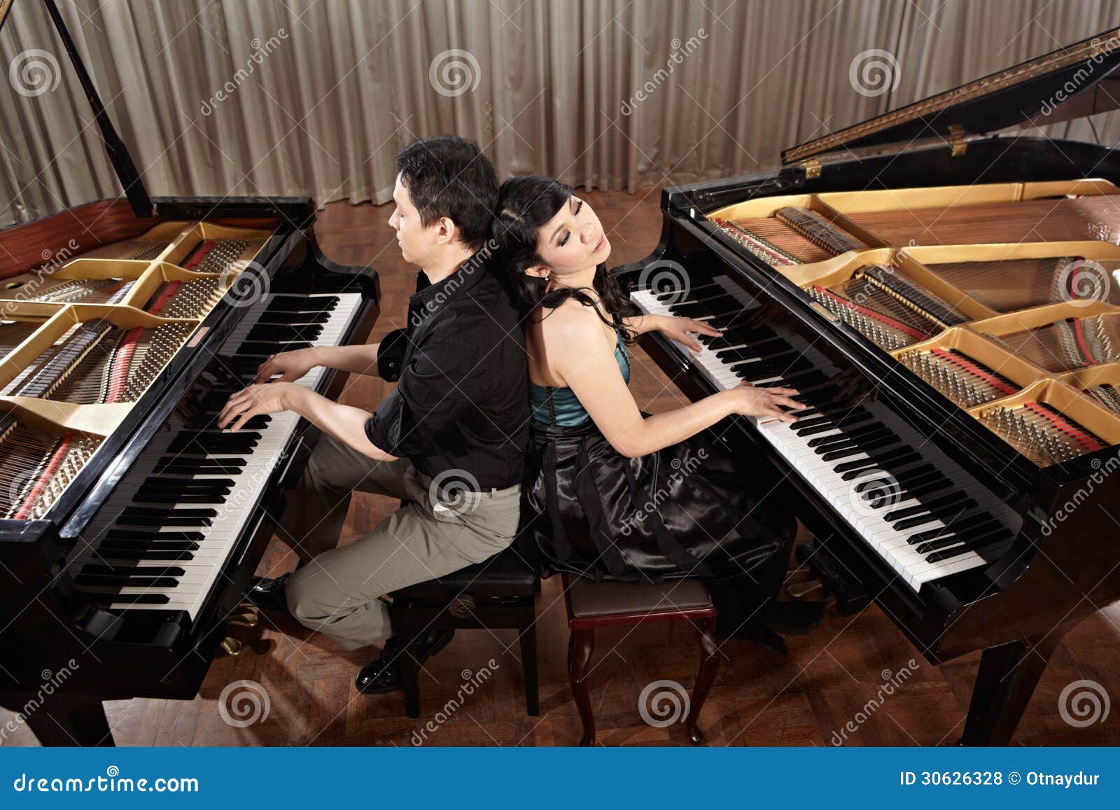 Dueto com pianos foto de stock. Imagem de fêmea, homens - 30626328