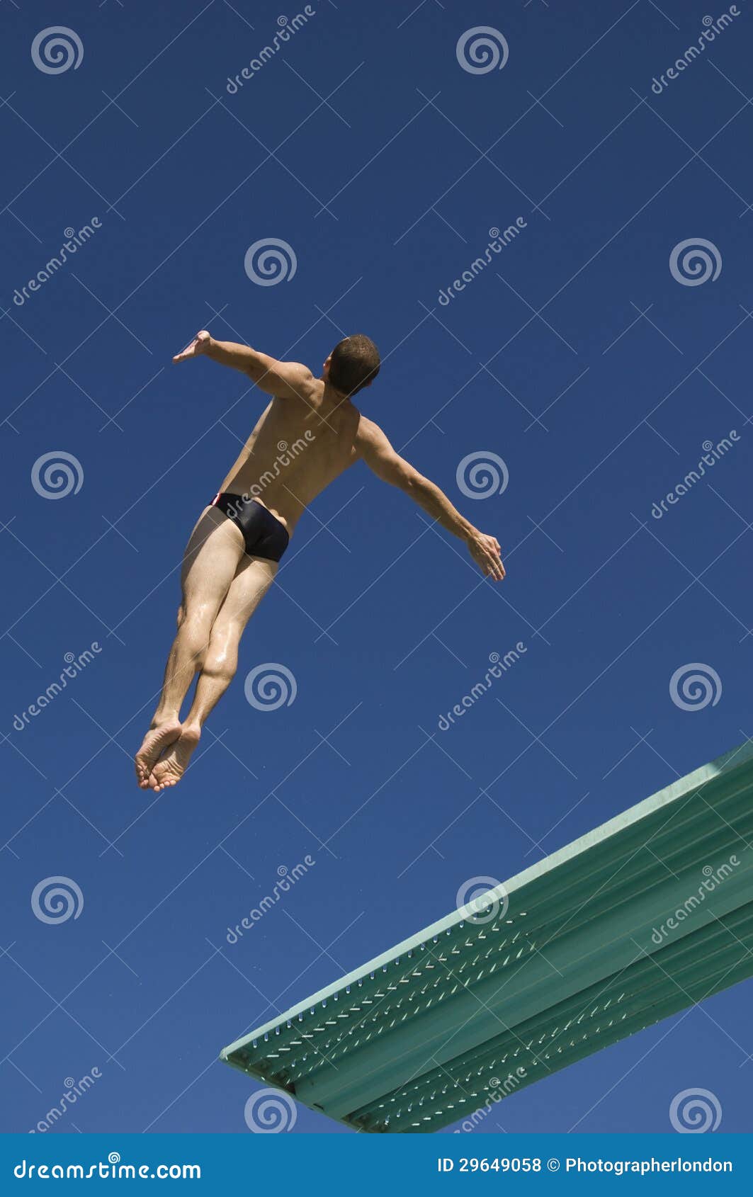 Duiker Die Van Springplank in Midair Duikt Stock Foto - Image of duik ...