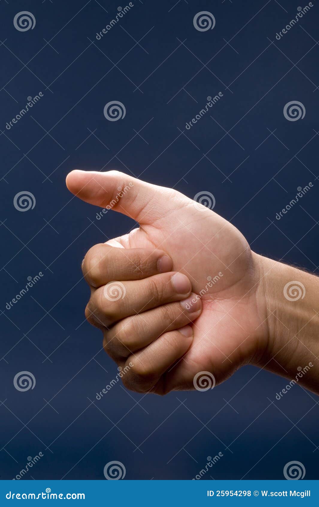 Duimen Omhoog Op Donkerblauw Stock Foto - Image of duimen, aanwijzing ...