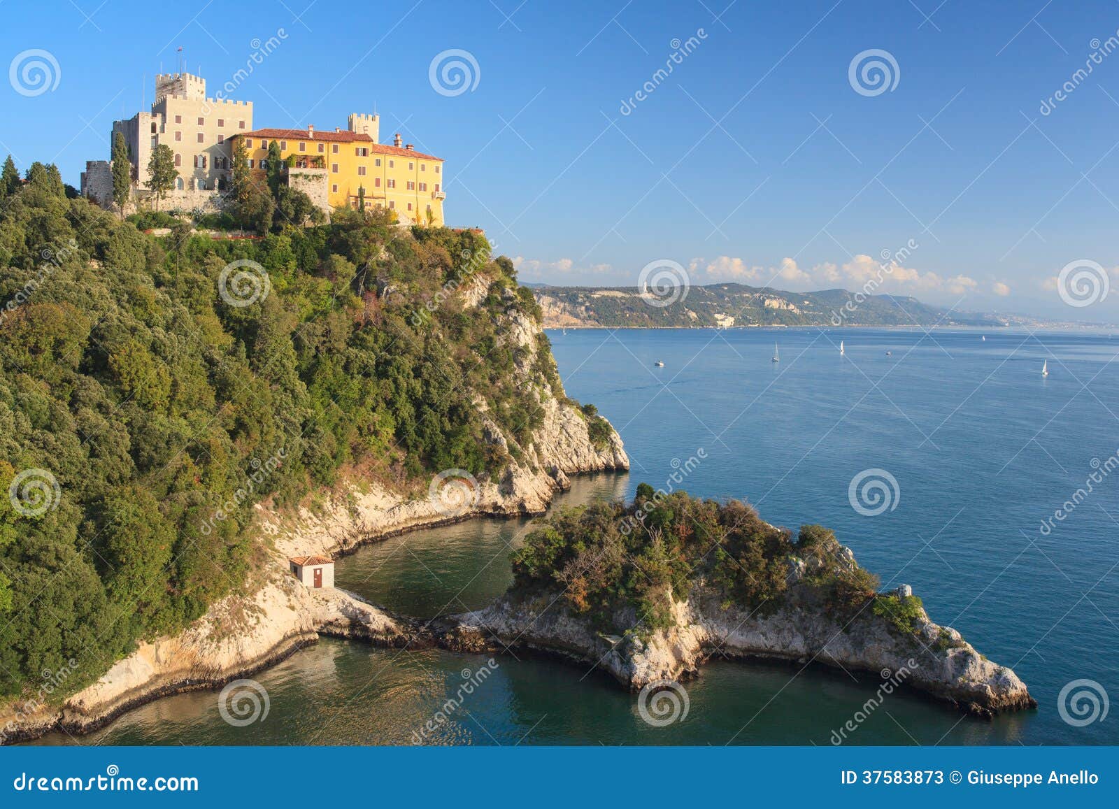 Duino-Schloss stockbild. Bild von antike, zieleinheit - 37583873