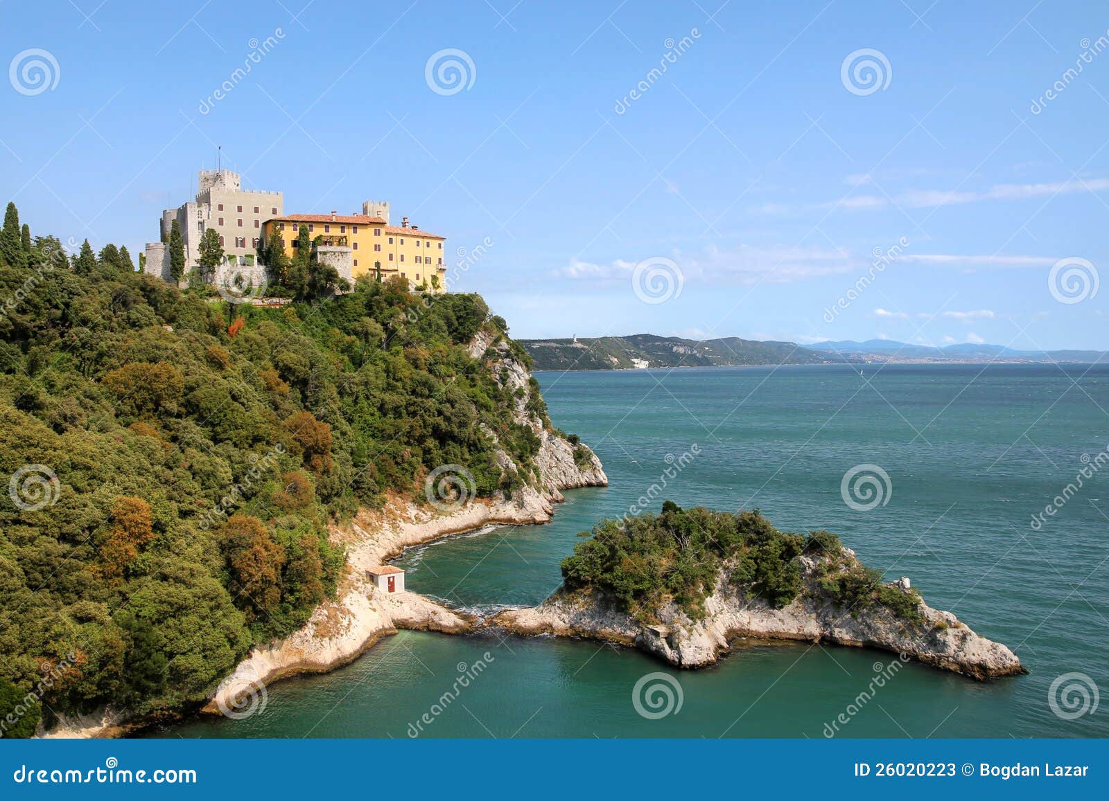 Duino Schloss, Italien stockbild. Bild von grenzstein - 26020223