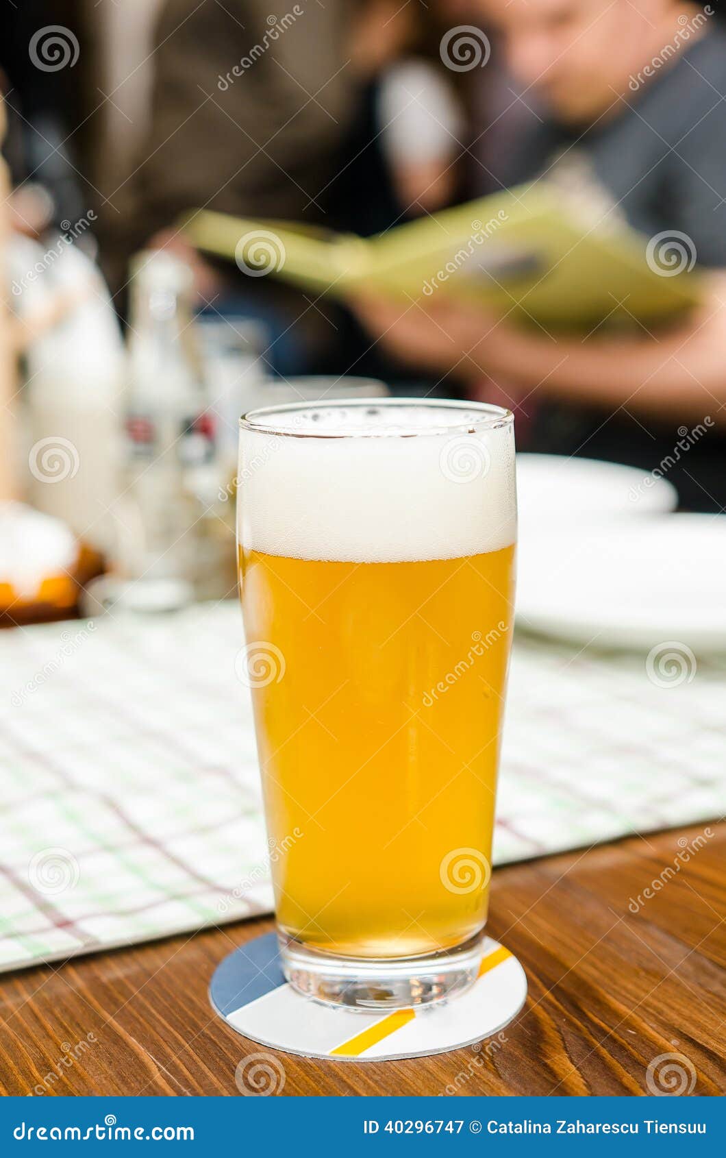 Duits pilsener-bier stock afbeelding. Image of transparant - 40296747