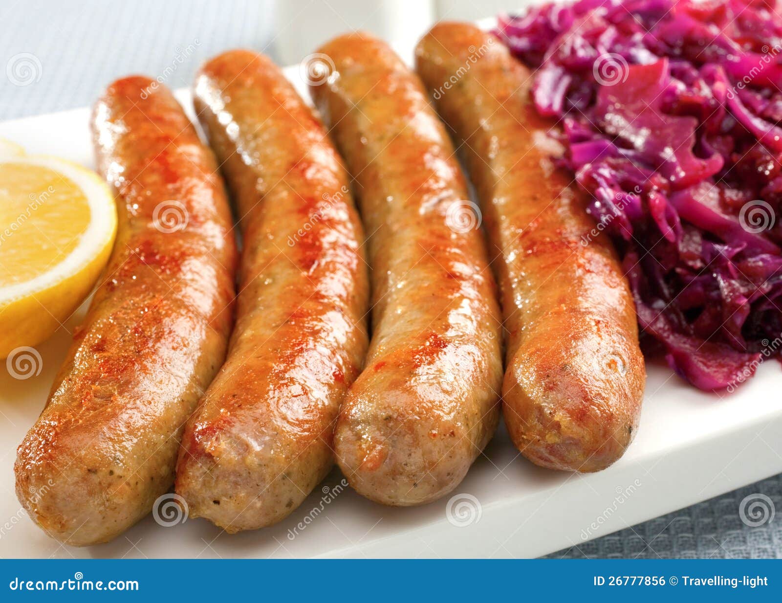 Duitse Braadworst Thuringer Met Rode Kool Stock Foto - Image of rood ...