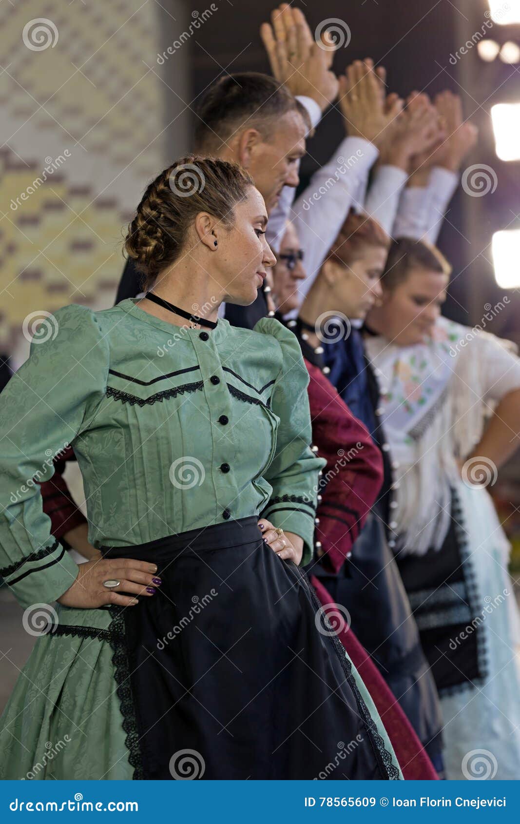 Duitse Dansers in Traditioneel Kostuum Redactionele Stock Afbeelding ...