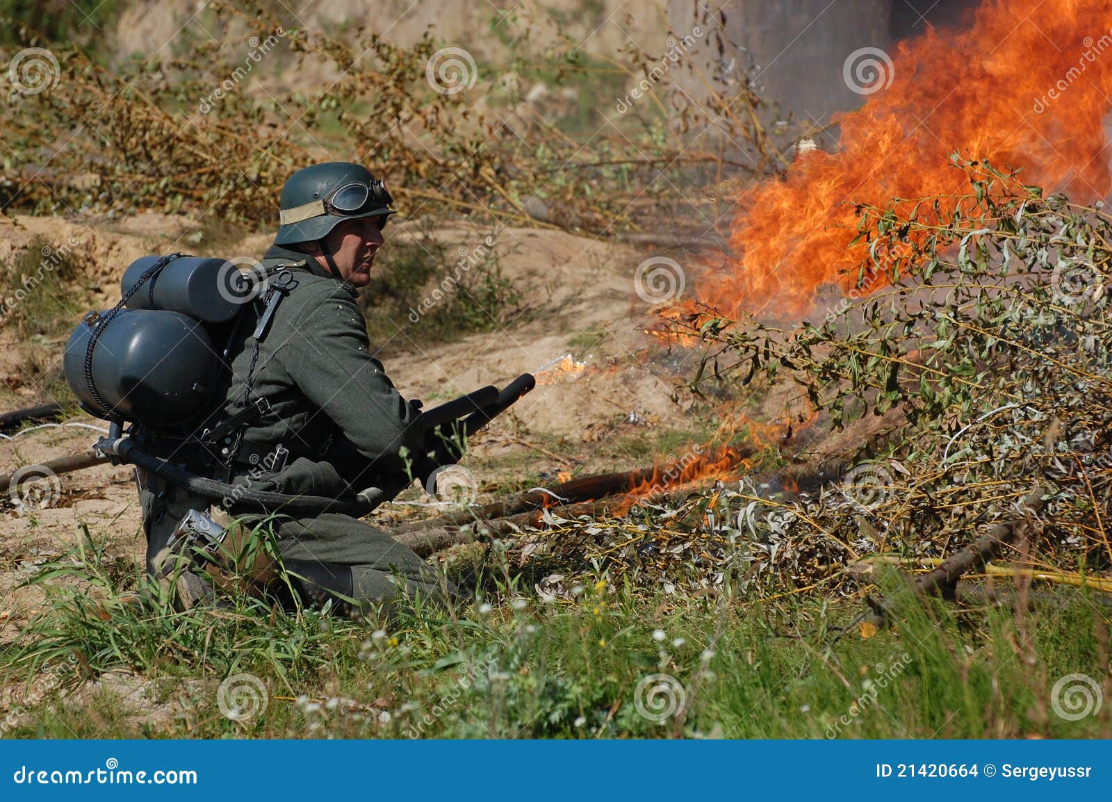 Duitse Militair Met Vlammenwerper Stock Foto - Image of brandwond ...