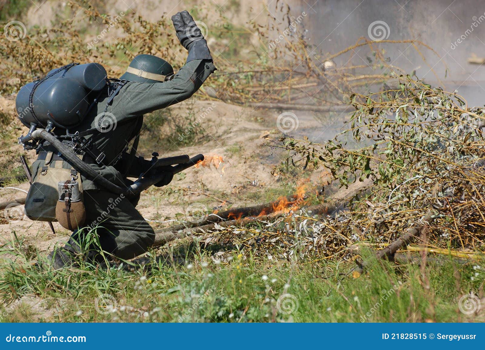 Duitse Militair Met Vlammenwerper Stock Afbeelding - Image of hitte ...