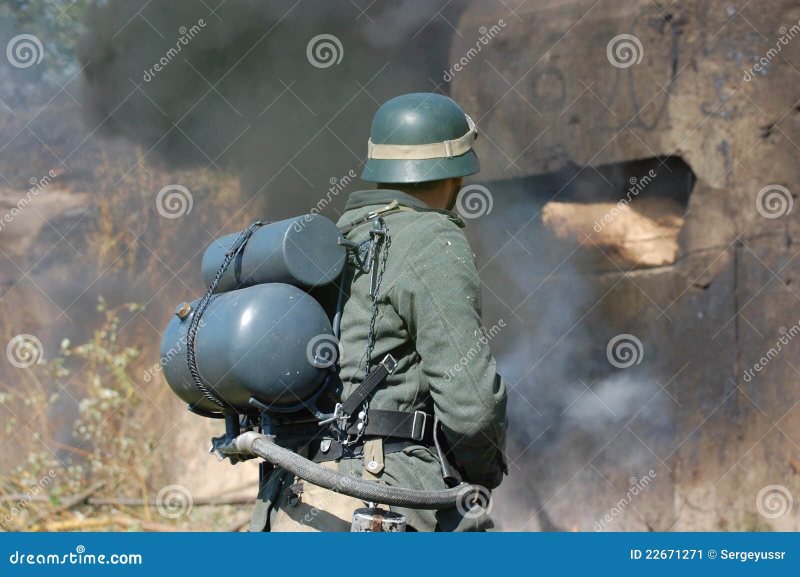 Duitse Militair Met Vlammenwerper Stock Afbeelding - Image of brandwond ...