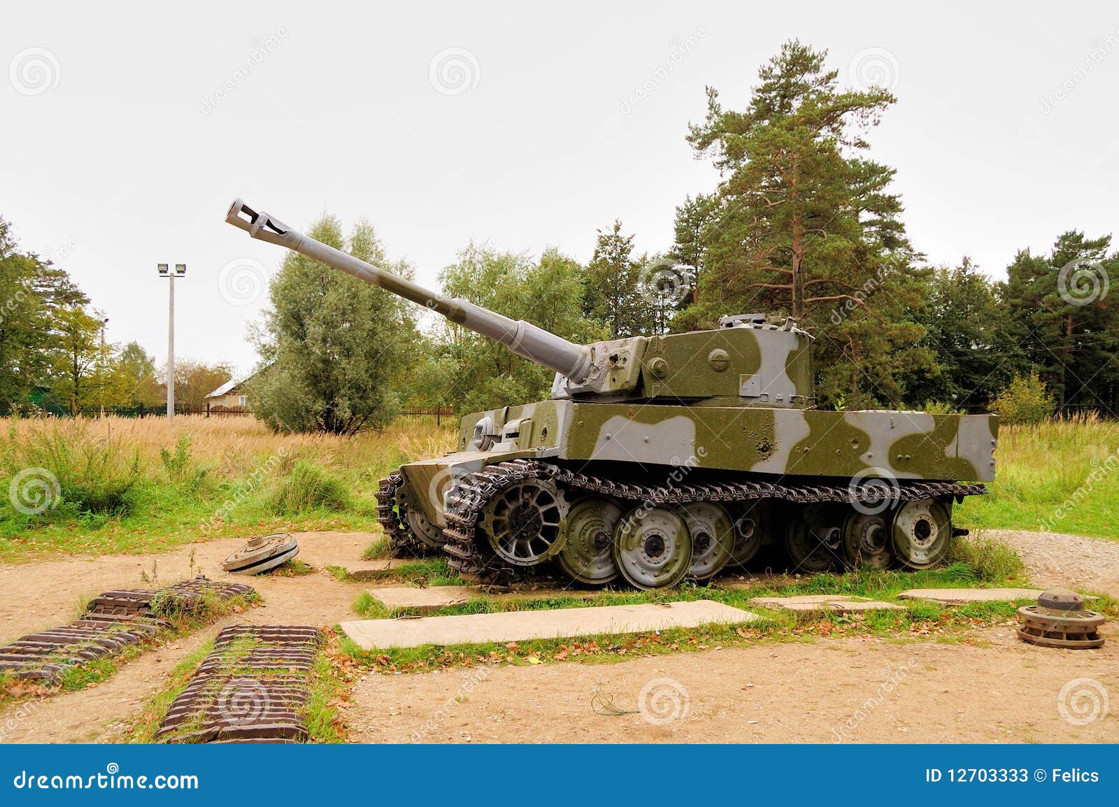 Duitse tank stock afbeelding. Image of bewapening, groen - 12703333