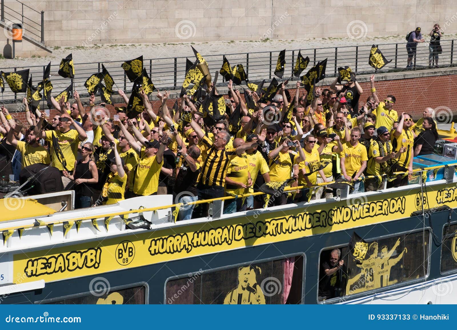 Duitse Voetbalventilators Van BVB-Borussia Dortmund Op De Dag Van ...