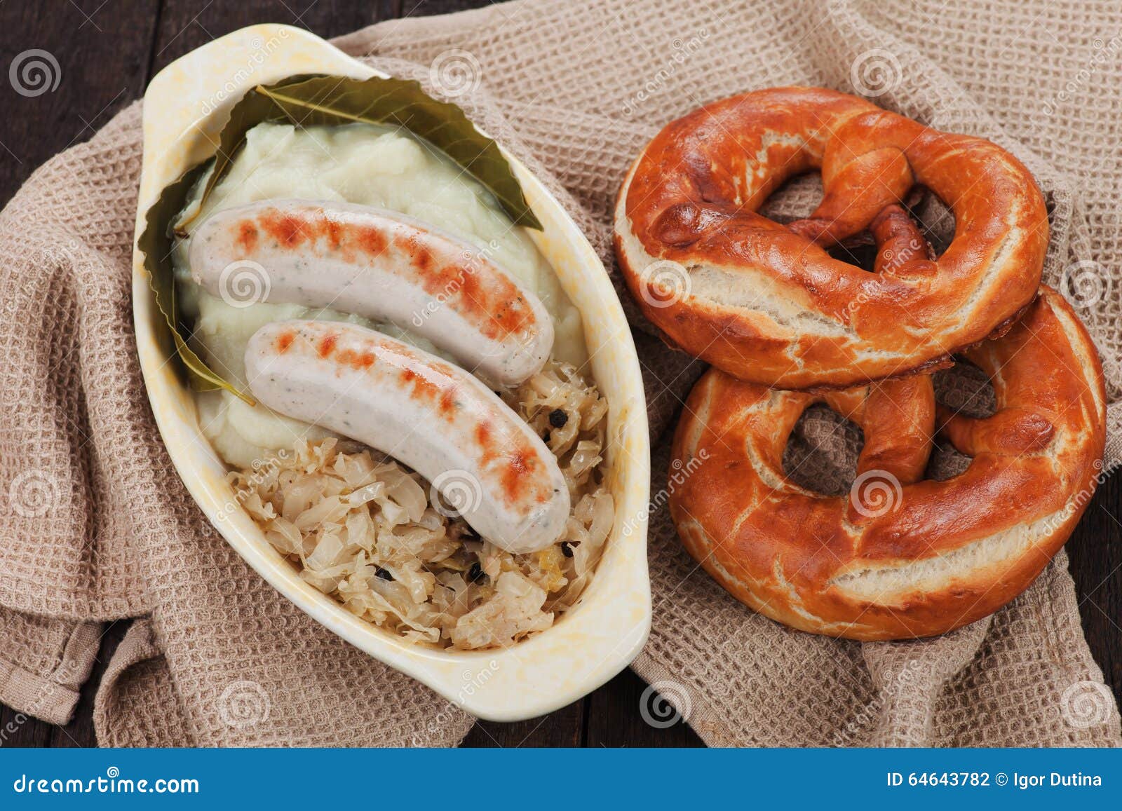 Duitse Witte Worst Met Sauerkaraut Stock Foto - Image of zuurkool ...